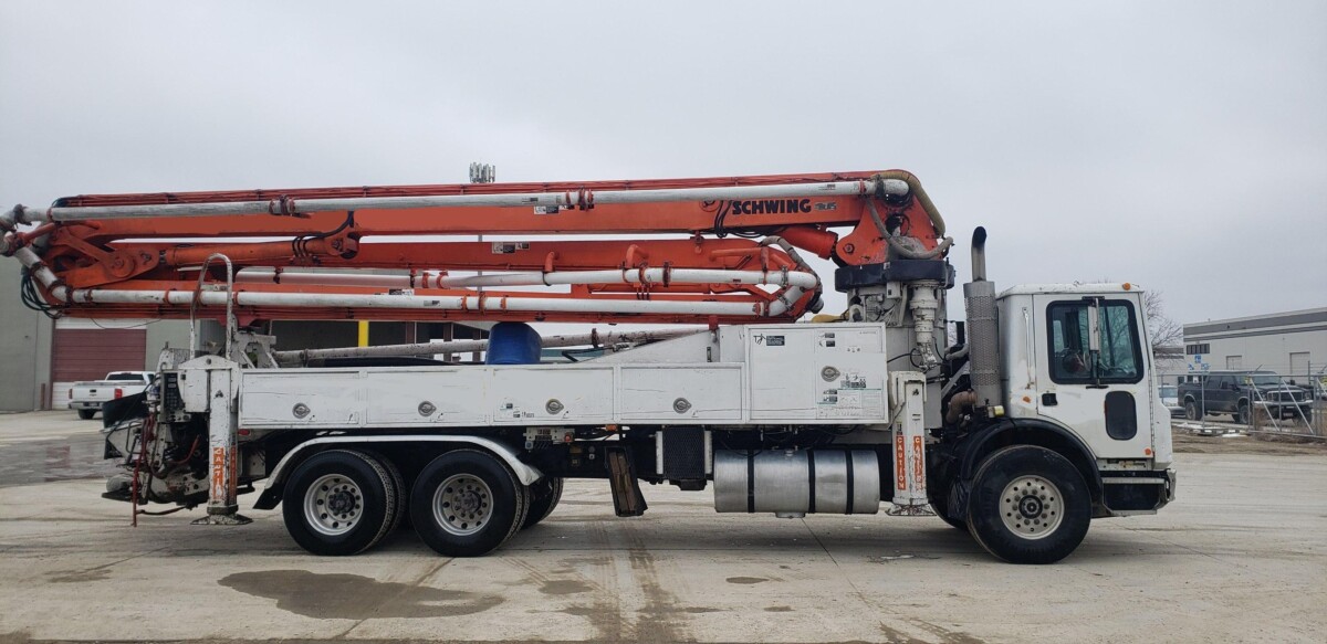 2004 39m Schwing on 2005 MACK | Global Concrete Pumps