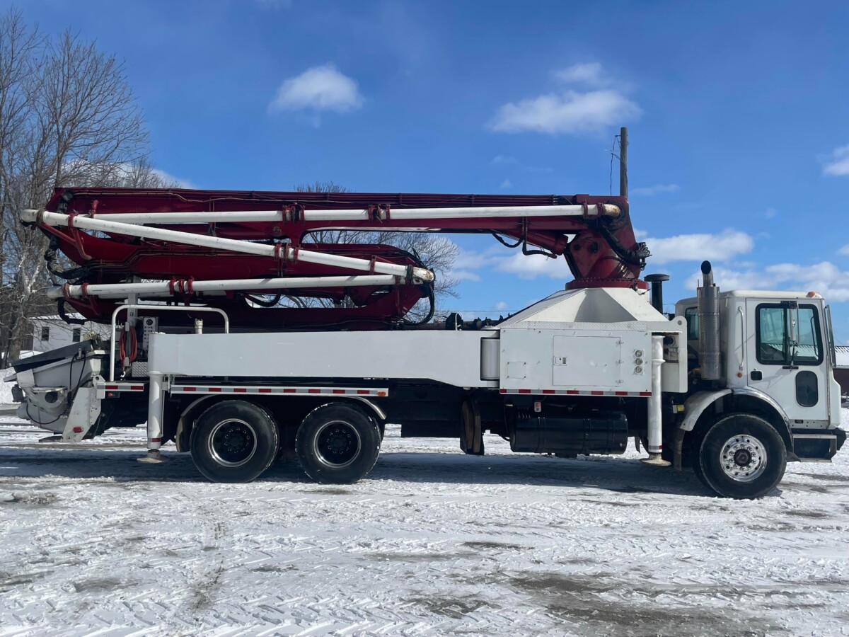 SOLD - 2007 32m KCP on 2007 MACK - Global Concrete Pumps